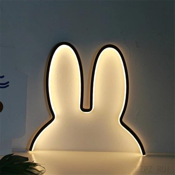 ウサギ型のかわいいLEDインテリアライトです。うさぎがひょっこりのぞいたようなラインライト机の上や壁などに飾るとかわいさに癒されますね！サイズ　約32cm×32cm素材　　PVC電源　　USB電源カラー　ブラック ホワイト▼動画はコチラht...