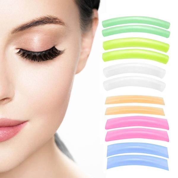 このロッドは、ロッドカラーにより、L字に立ち上げ、Cカールに上がるなど、カール形状が異なる万能ロッドです。【ピンク】L字/二重【オレンジ】L字/長めのまつ毛をナチュラルに上がります【イエロー】Cカール/やや長めまつ毛を根本から綺麗に上げます...