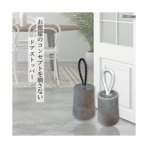 受注生産のため、お届けに1週間〜10日程度かかります。代引き決済はご利用になれません。サイズは直径約123mm、H約160mm、重さは約3kgで多少前後します。コンクリート素材でできた重厚感のあるドアストッパーです。経年変化が楽しめ、どんな...