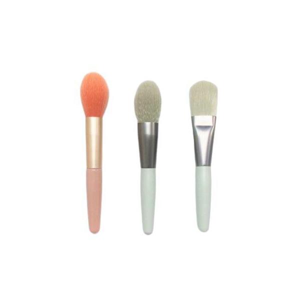 チークやフェイスパウダーに使用できるメイクブラシ。美容室でお顔についた毛を払うのにも最適な柔らか素材。全長約13cmのコンパクトサイズで、女性の手に馴染みやすく、持ち運びにも便利。お好みのお色、ブラシタイプから選択してください。【色】画像左...