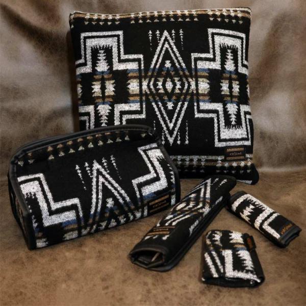 Sandiiカチナシリーズの高品質ウール生地で製作致します。シートカバーの車内インテリアと絶妙にマッチします。【セット内容】・クッション　1個・ティッシュカバー　1個・シートベルトパッド　1個・アシストグリップカバー　2個・シートベルトバッ...