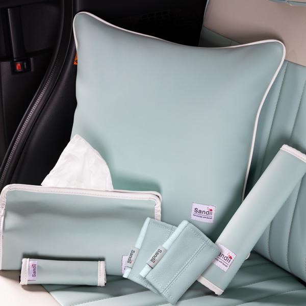 Sandiiのシートカバーの高品質PVC生地で製作致します。シートカバーの車内インテリアと絶妙にマッチします。 【セット内容】・Sandiiクッション 　1個・Sandiiティッシュケース 　1個・Sandiiシートベルトパッド 　1個・S...
