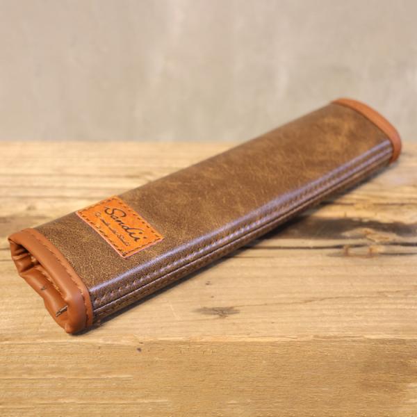 Sandiiのシートカバーのカヌレ生地で製作致します。シートカバーの車内インテリアと絶妙にマッチします。受注生産となり、納期はおよそ6〜10週間。シートカバーと一緒にお届けいたします。