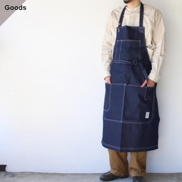 英国「Au Vrai Chic Britain」よりデニムワークエプロン。フロントはポケットを備え、機能面は◎首からの長さはボタンで段階的に調整可能。 各所にリベットで補強もされているので、強度もあり作業用にも最適。　腰紐の結び方は、前 /...