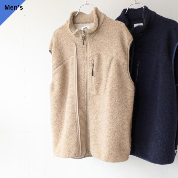 melpleより「Marced Wool Vest」フロントに並列して配置した2本のZIPが特徴的なスタンドネックベスト。日本に3台しかない希少な丸編み機を使い、ゆっくりと空気を含んだようにふっくらとしたウールパイルの着心地は秀逸。太番手の...