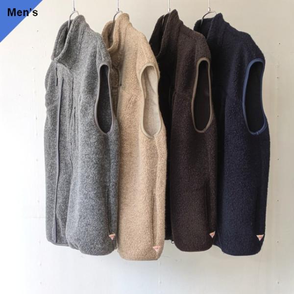 melpleより「Marced Wool Vest」フロントに並列して配置した2本のZIPが特徴的なスタンドネックベスト。日本に3台しかない希少な丸編み機を使い、ゆっくりと空気を含んだようにふっくらとしたウールパイルの着心地は秀逸。太番手の...
