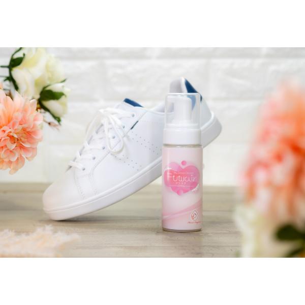 すすぎ不要！ 保湿成分配合！ UVカット成分配合！水洗いでありがちなごわごわ感がなく、化粧品にも使われている保護成分で靴の汚れを洗浄しながら潤いを与えしっかりと保護します！素材を選ばず、どんな靴もピカピカに！あなたのお気に入りをずっとキレイ...