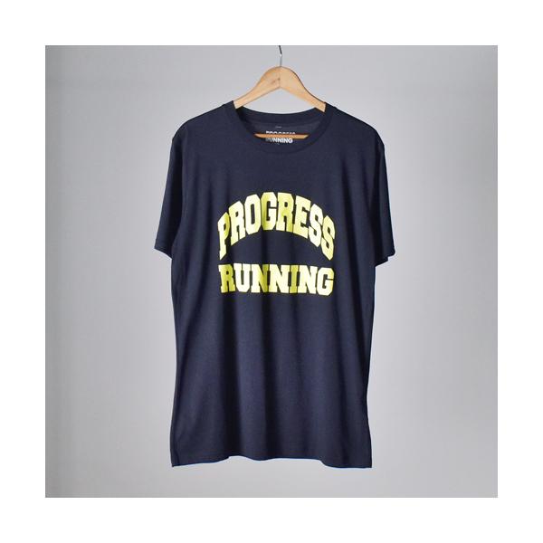 PROGRESS RUNNING CLUB / プログレスランニングクラブからVARSITY T SHIRTのご紹介です！オーガニックコットン素材を使用した肌触りの良い半袖Tシャツ。胸元にはカレッジ風のロゴプリントが施してあり、シンプルなが...