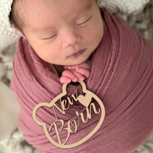 可愛い誕生日のNew Bornの木製バナーです。大切な赤ちゃんの記念撮影にご利用ください。産婦人科・医院でもご出産記念に…くま・うさぎの２種類にニューボーンの文字を入れて製作いたします。うさぎ横７センチ×縦10センチ厚み3mm(1)くま・う...