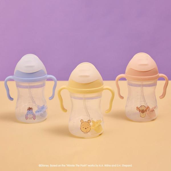 くまのぷーさん100周年を記念した限定デザインが登場ふんわり優しいタッチで描かれたプーさんと仲間たち新しくティガーやイーヨーも加わって,より賑やかで温かいデザインになりましたストローの先が可愛いデザイン,当商品のみの限定デザイン重りの付いた...