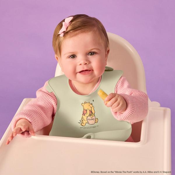 【発売日：2026年02月20日】くるんと巻けるシリコンビブディズニーとのコラボアイテムが新登場深さもあり,中に仕切りが付いた(ステイオープン)ポケット設計が特徴のシリコンビブですポケットが塞がらないことで,より多くの食べこぼしをキャッチで...