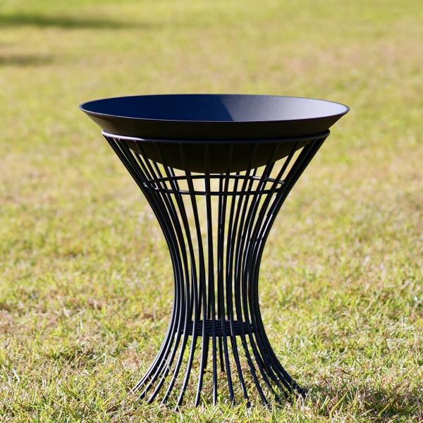 美しい曲線美と重厚感のあるデザインが際立つ Fire Pit SALAMANDERE 。高い位置で焚き火を楽しむことで、視覚的にも暖かさを感じられる新しい体験をお届けします。アウトドアでのリラックスタイムや、立食パーティー、レストランのエン...