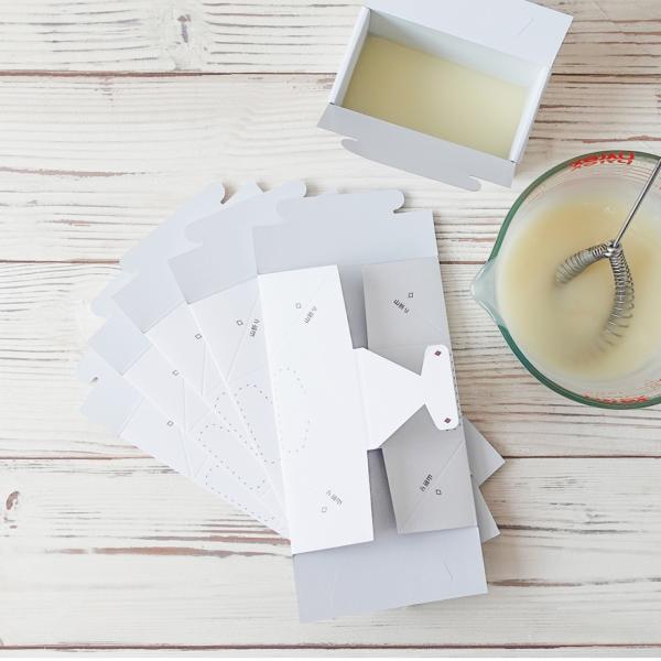 手作り石けんの型入れに（手作り石けん 手作り石鹸 手作り石鹸型 ソープモールド 石鹸型）手作り石けんの生地を流し込む紙製の石けん型です。ご自宅での石けん作りはもちろんのこと蓋をしてお持ち帰りいただくことができますので石けん教室の生徒さんも気...