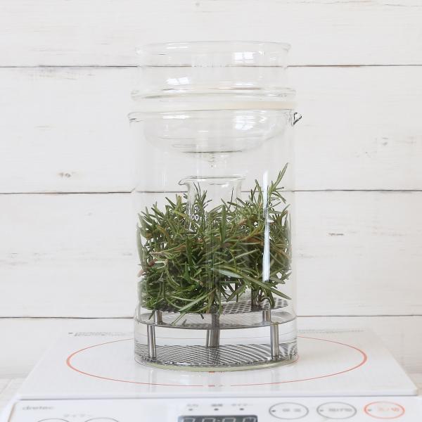 アロマウォーターがお家で採れる。商品名：リカロマmini 家庭用アロマウォーター専用蒸留器セット内容：本体、インナーハーブ台、コニカルビーカー、冷却ボウル（シリコンOリング付き）、ビーカー用カバー袋×2、取り扱い説明書サイズ：幅 12cm ...