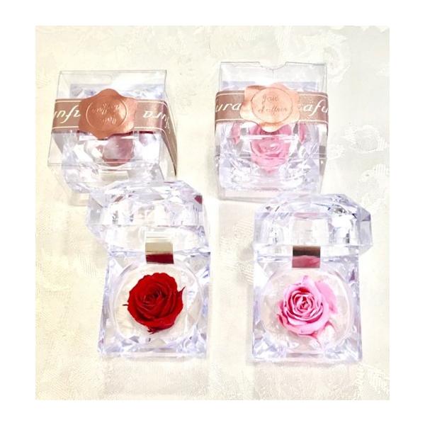 プリザーブドフラワー　一輪の小さな贈り物　手のひらサイズでとてもかわいい贈り物。クリスタルのジュエリーケースを思わせるプレゼントです。素材：プリザーブドフラワー、アクリルクリスタルサイズ（目安）：5cm*5cm*4cm(h)＜ご用途＞結婚記...