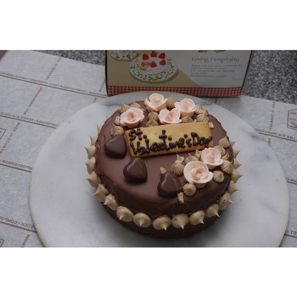 白いスポンジケーキ3枚に、杏ジャム、バタークリームをサンド。 表面は、チョコレートコーテイング。 原材料：卵、砂糖、バター、水、ラム酒、生クリーム、チョコレート 　　　　トレハロース、杏ジャム、グレナデンシロップ。 アレルギー：卵、小麦粉、...