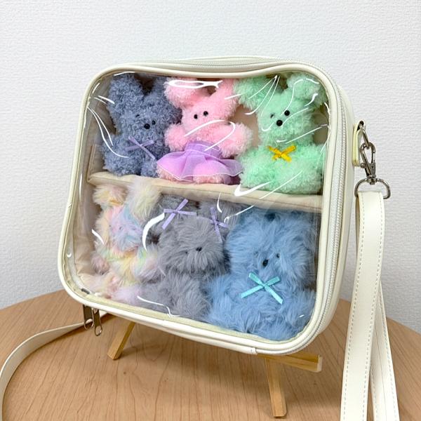 【発売日：2026年03月28日】【！在庫少量入荷いたしました！】複数の推しを並べて持ち歩きたい！そんな願いを叶える、ぬいぐるみバッグが発売になります。10cmのぬいぐるみを最大6体並べて収納できる設計です。中には可動式の仕切りがあるので、...