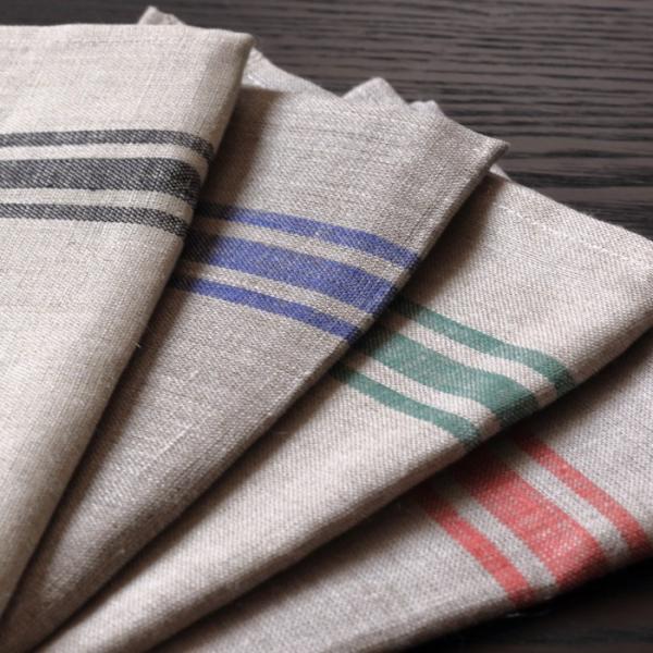 ナチュラルカラーの亜麻リネンクロスに、赤いラインの入ったトラディショナルなデザインのクロスです。人気の「カルボ」と同じ糸で織られた生地を使用していますので、吸水力と乾きやすさは抜群。 このデザインは中世にテーブルリネンが発達した、その最も初...