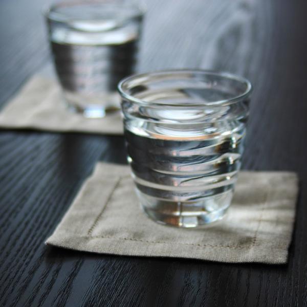 人気のカルボに、縁飾りをデザインしたヘムステッチタイプが加わりました。クラシックなデザインは、どんなシーンにも。洗いざらしでデイリーに使うのもお勧めですが、綺麗にアイロンがけすると、ちょっとお洒落なお食事会にも使えますね。カクテルナプキンサ...