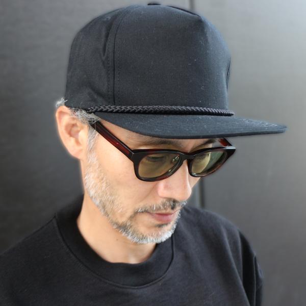 アメリカの帽子メーカーのYUPOONG（ユーポン）/FLEXFIT（フレックスフィット）のスナップバックのキャップです。5パネルでバイザーはフラットのタイプです。かぶりの深さは深いタイプです。格安なので加工用の帽子としても人気があります。ス...