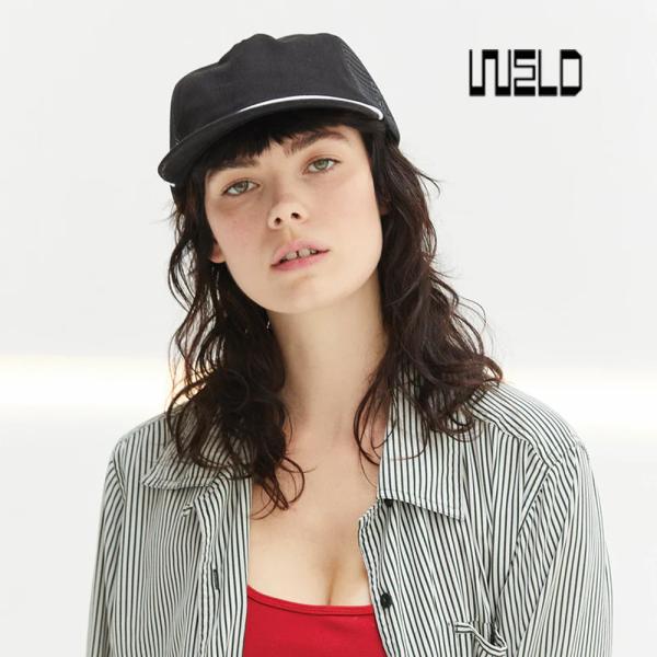 WELD/ウェルドは2006年カリフォルニアで創設。大人から子供サイズまでビンテージなルックスが特徴的な帽子＆靴下メーカーです。ベストセラーのコーデュロイや人気のチェッカーボード柄はカラー展開です。こちらは5パネルのトラッカーキャップです。...