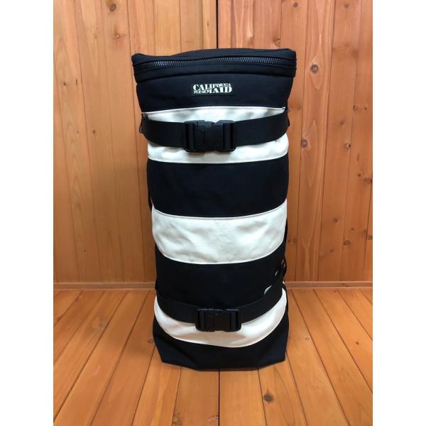 国産帆布の富士金梅を使用。黒×生成のボーダー柄のダッフルバック(XLサイズ) 。上部と縦にもファスナーがあるのでsissyバーに取り付けたままでも開閉は楽々。sissyバーに取付ける為のベルト２本付。ショルダー、ベルト共に長さ調節も可。バイ...