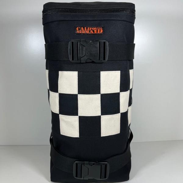 国産帆布の富士金梅を使用。チェッカー柄のダッフルバック(Sサイズ) 。上部と縦にもファスナーがあるのでsissyバーに取り付けたままでも開閉は楽々。sissyバーに取付ける為のベルト２本付。ショルダー、ベルト共に長さ調節可。バイク走行中ベル...