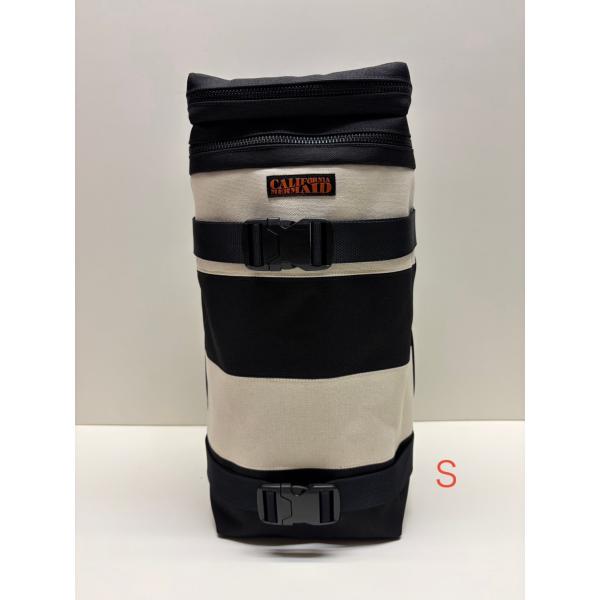 国産帆布（富士金梅）を使用のダッフルバック(S)上部に小物が入るスペースがあるWファスナーのボーダー柄ダッフルバック。縦にも上部にもファスナーがあるので開閉は楽々。sissyバーに取付用ベルト２本付。ショルダー、ベルト共に長さ調節可。ショル...