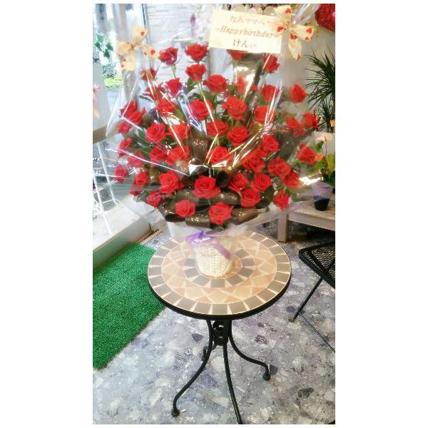 ●高さ９０ｃｍのミニスタンドタイプＯr棚やテーブルに置けるタイプのカゴアレンジ!(^^)!どちらか、指定。４２本〜５０本の薔薇のアレンジFlower（*^_^*）・時期により値が異なります。そのため本数４２本〜５０本。ご了承ください。グリー...