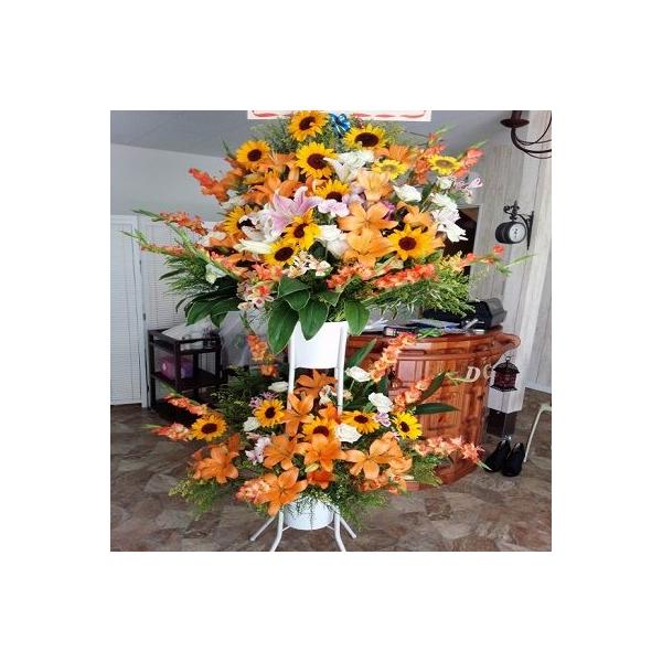 ひときわ豪華なスタンド花を、開店・お誕生日・会社設立など、色々なお祝いに、会社名、個人名を入れて送られてはいかがですか！？オレンジの鉄砲百合を多く使っているので、とってもボリュームがあり、豪華な贈り物になります（*^_^*）※この商品はご注...