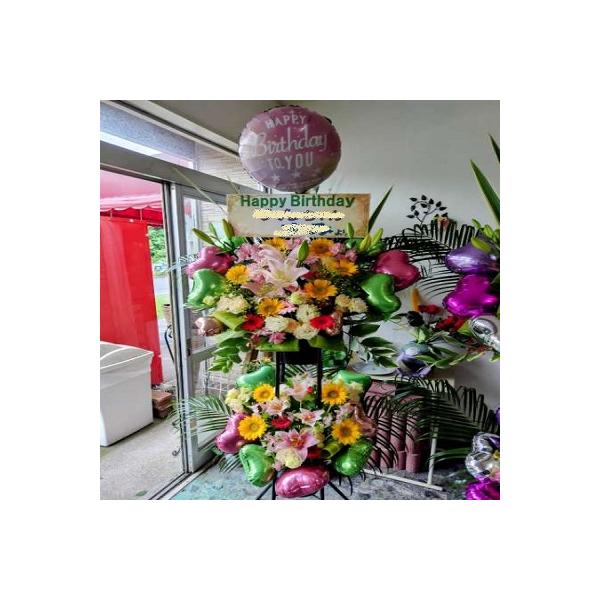 BIRTHDAYバルーンとハートのバルーンで可愛らしい生花スタンドをお誕生日のお祝いに、メッセージと会社名、個人名などを入れて贈ってはいかがですか？全体の大きさは約縦２００ｃｍ・横７０ｃｍ・奥行５０ｃｍぐらいとなります。立て札の上のBIRT...
