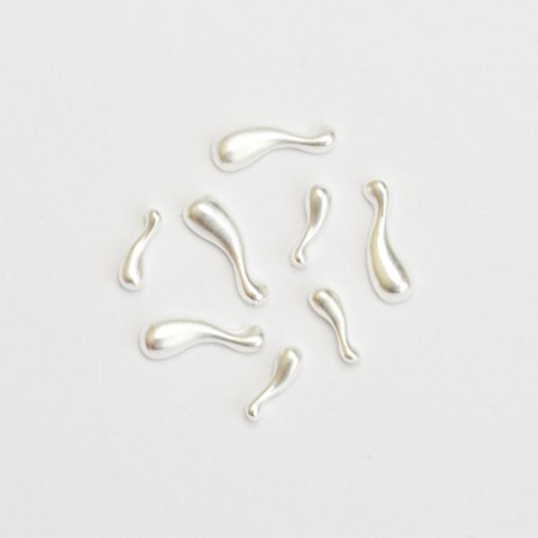 西山麻耶先生プロデュース商品です。Donaclassy〜ワンランク上の洗練された指先に〜滴り落ちそうなしずく型のパーツ。左右の手で同じ形にならないように右向き左向きをつくったこだわりのパーツ！大小サイズ入り、マットと艶有りバージョンもあるの...