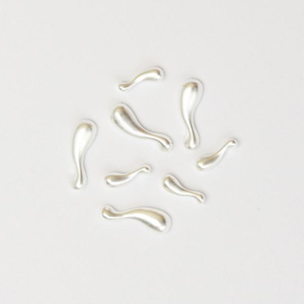 西山麻耶先生プロデュース商品です。Donaclassy〜ワンランク上の洗練された指先に〜滴り落ちそうなしずく型のパーツ。左右の手で同じ形にならないように右向き左向きをつくったこだわりのパーツ！大小サイズ入り、マットと艶有りバージョンもあるの...