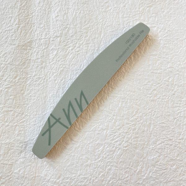 滑らかに整えるファイルです。スカルプチュアもに自爪にも使用可能です。ムーン型で、キューティクルラインのサンディングに最適です。グリッド：１００／１８０内容量：１本サイズ：長さ１７８ｍｍ、高さ２７ｍｍ