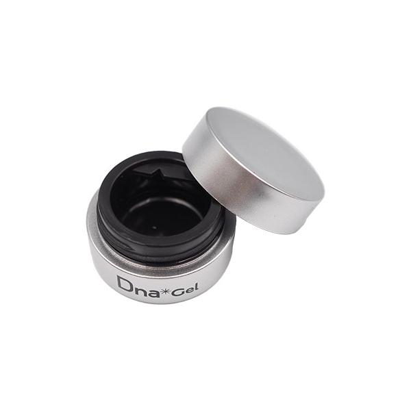 DnaGelの空容器です。ジェルを小分けにしたりミキシングしたジェルの保管に適しています。遮光性にも優れ、フタ裏のパッキンで中身の漏れを防ぎます。筆切り付きです。入り数：6個容器サイズ：直径34.6mm×高さ22mm