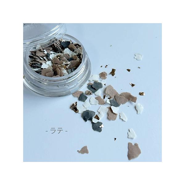 柔らかいマイカフレークにゴールドのホロがミックスされたコレクション。フレークが柔らかいので切ってご使用頂けます。カラー：ラテ内容量：１．５ｇ