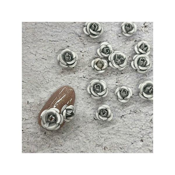 マットホワイトシルバー繊細なバラの形のパーツです。置くだけでアートが仕上がります。寸法：大 8ｍｍ×8ｍｍ×4ｍｍ　　　　小 6ｍｍ×6ｍｍ×3ｍｍ※ひとつひとつ手作業の為、大きさや形、色味に個体差があります。あらかじめご了承ください。８ｍ...