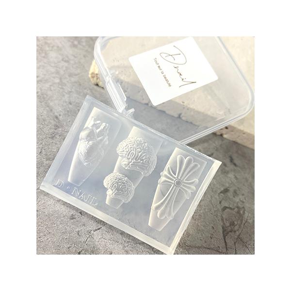 シリコン素材の３Ｄネイルモールド です。ネイルパーツをお好きなカラーで作ることができます。使用方法：Ｄ．ｎａｉｌカービングジェルを気泡が入らないようにモールドに入れ硬化すると簡単にパーツが作れます。（硬化時間は長めを推奨しております。）４５...