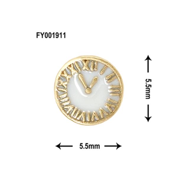 ＦＹ００１９１１アンティークの懐中時計をモチーフにした遊び心あるパーツは、文字盤のローマ数字まで再現された精巧なデザイン。白地に金の配色でエレガントさがあります。４Ｐ背面カーブあり縦５．５ｍｍ×横５．５ｍｍ