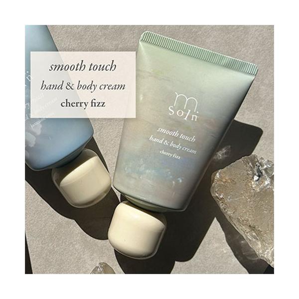 バタークリームのようなテクスチャなのに、さらっとした塗り心地で全身にお使いいただけるハンド＆ボディクリーム。仕上がりのベタつきが少ないため、お風呂上がりのボディケアにもおすすめです。肌にうるおいを与え、乾燥を防ぐ水溶性コラーゲン配合*で、肌...