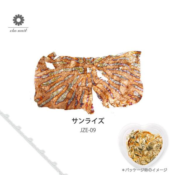 指先をゴージャスに彩る箔状のアルミシート。オリエンタルな雰囲気でネイルアートに美しいニュアンスを与えます。【使用方法】● ジェルネイルを硬化させ、表面の未硬化ジェルが残っている状態でシートを乗せてください。●シートが剥がれないように気をつけ...