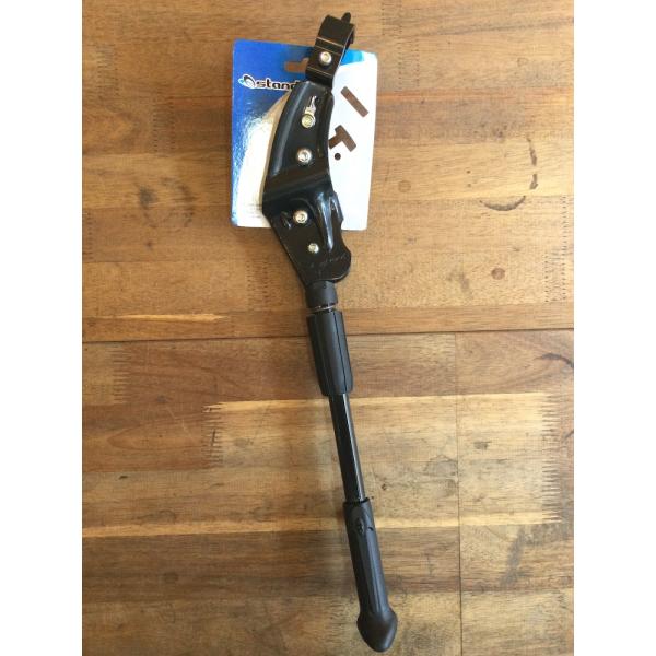 上部金具が可変しディスクブレーキキャリパーなどの真っ直ぐのキックスタンドがつけれない場合など調整取付可能スタンド下部にあるネジを回すことによってサイズ調整可能