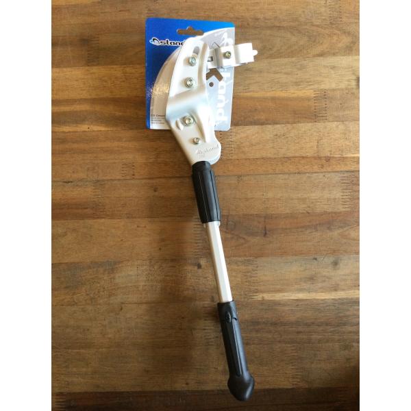 上部金具が可変しディスクブレーキキャリパーなどの真っ直ぐのキックスタンドがつけれない場合など調整取付可能スタンド下部にあるネジを回すことによってサイズ調整可能