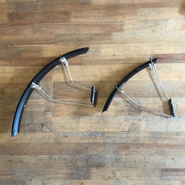 リア側はシートステー、フロント側はフロントフォークに取り付けゴム製のベルトで取り付けるので、フェンダー用のダボ穴が無くても後付け可能です。ベルトで車体に取り付けた後、フェンダーの高さ・角度を調整して、フェンダー側の六角ネジを締め込むことで取...