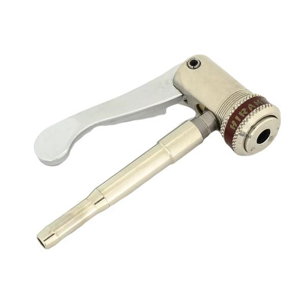 ポンプヘッド・縦カム＜特徴＞カムレバーの開閉で容易なバルブ着脱高圧でもスムーズなエア充填が可能な空気逆流防止弁内蔵構造的にレバーが破損しにくい別売りのバルブアダプター交換で、米式・英式・競輪バルブに対応標準で仏式用アダプター、仏式用パッキン...