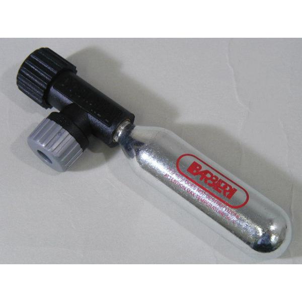 「ミクロボ」はCO2カートリッジを使用して、一瞬でタイヤに空気を注入するアダプター。何回にも分けてエアー注入が可能な流量調整バルブを採用しているので、カートリッジを無駄にすることなく活用できます。使い方は下記の通り1.パンクしたタイヤのチュ...