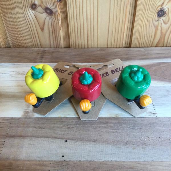 自転車用ベル　パプリカカラフルなパプリカのベルです。ハンドル周りに差し色としてどうでしょうか？カラー：グリーン、イエロー、レッドハンドル対応径：22.2mm※定形外郵便での発送となるため、追跡機能が使用できません。ご了承ください。