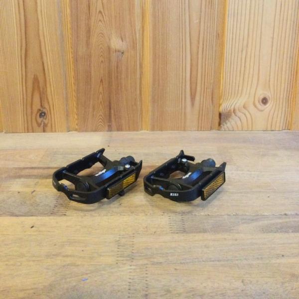 WELLGO(ウエルゴ) アルミデザインペダル ブラックスピンドル：クロモリベアリング：ボールベアリング素材：アルミ左右（LR）は軸部分に刻印がございます。15mmレンチで取り付けできます。