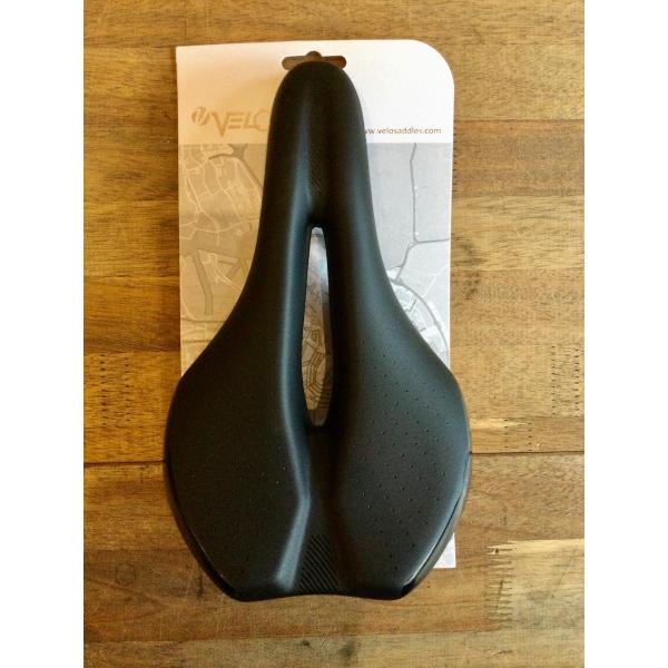 VELO V-FORM SPORTS骨盤を支え安定感のあるサドル中心部のプレッシャーを軽減艶消しブラックの本体に艶ありブラックロゴのスレルスカラー採用Size 260 x 160mm 332gロード　クロスバイク　MTBにおすすめ