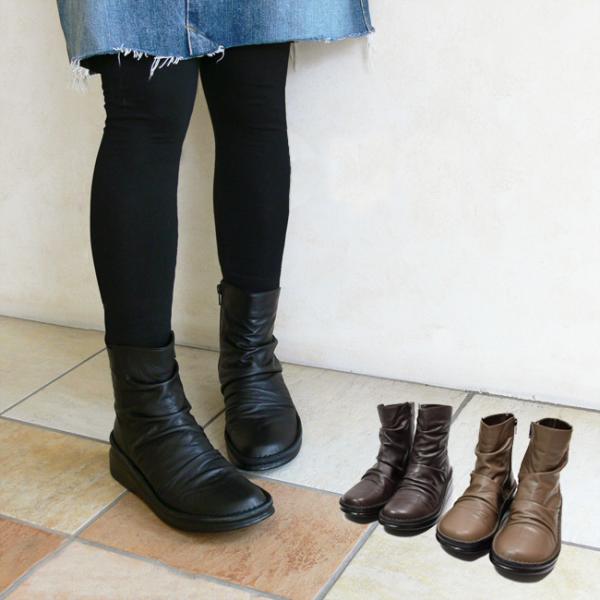 やわらかな牛革をくしゅくしゅっとカジュアルデザインに仕上げたショートブーツ。インコルジェの売れ続けている代表的なブーツです。ヒールの高さは約５cm。インコルジェのベーシックなフットベットになります。本革の靴は、履くたびに自分の足の形に馴染ん...